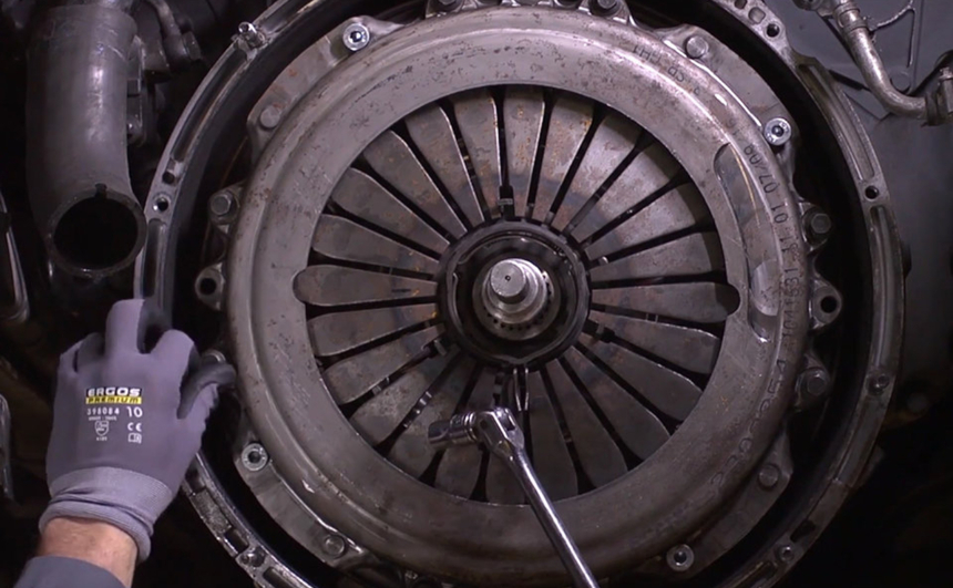 Step by Step Clutch Replacement in a Truck - Disassembly and Assembly ...
